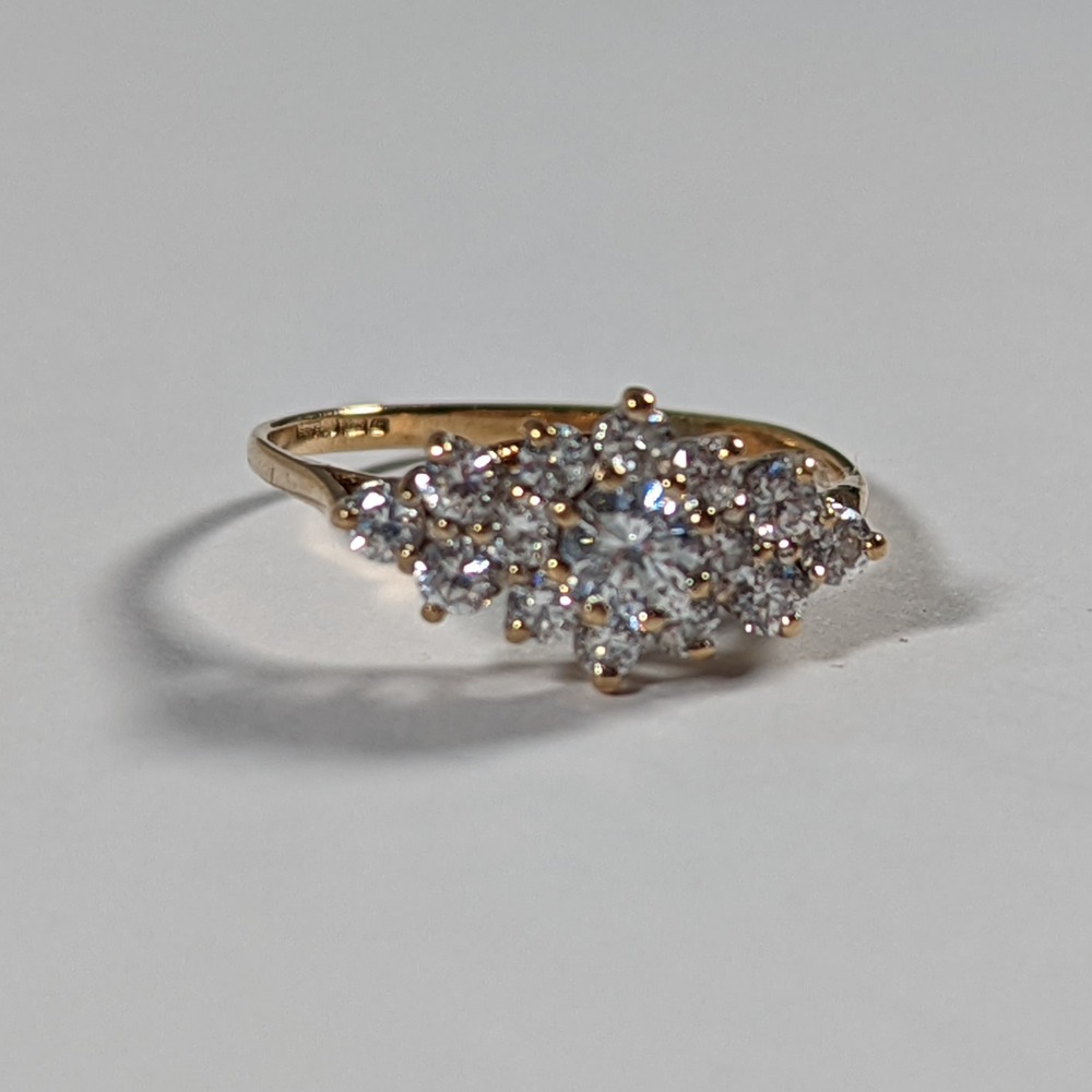 Pre-owned 9ct Gold *CZ* Boat Cluster Ring Size Q - Own4Less